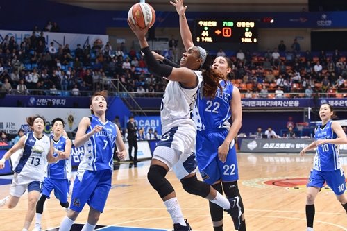 WKBL 개막전서 최강 우리은행 잡은 레알 신한은행 : 네이트 스포츠