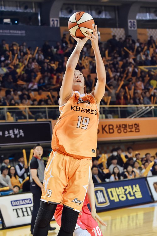 박지수·단타스 높이 무섭네…KB, KDB생명 제압 : 네이트 스포츠