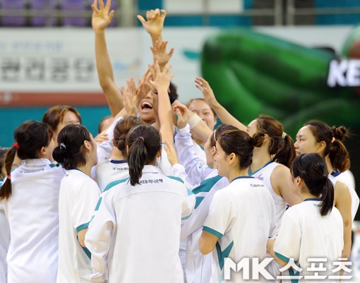 2연승 KEB '우리가 KB 잡았어' [MK포토] : 네이트 스포츠