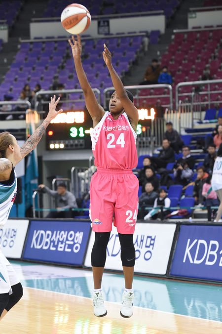 KDB생명, KEB하나은행 꺾고 3연패 탈출 : 네이트 스포츠