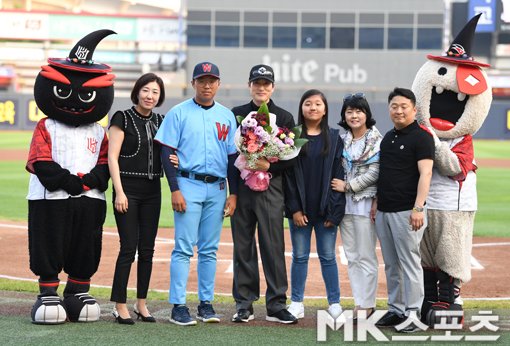 강광회 심판 '가족들 축하 속 2000경기 출장 시상식' : 네이트 스포츠