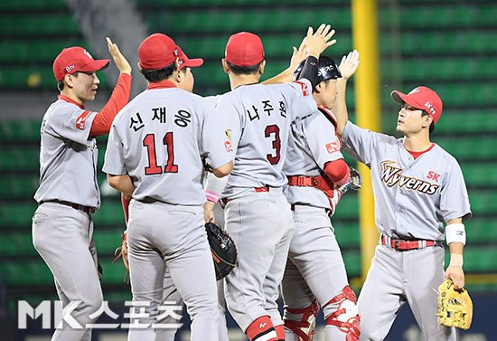 SK 'LG 꺾고 기분좋은 위닝시리즈' [MK포토] : 네이트 스포츠