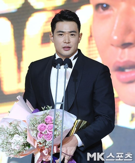 '잠실 홈런왕' 김재환, 2018 KBO리그 영예의 MVP : 네이트 스포츠