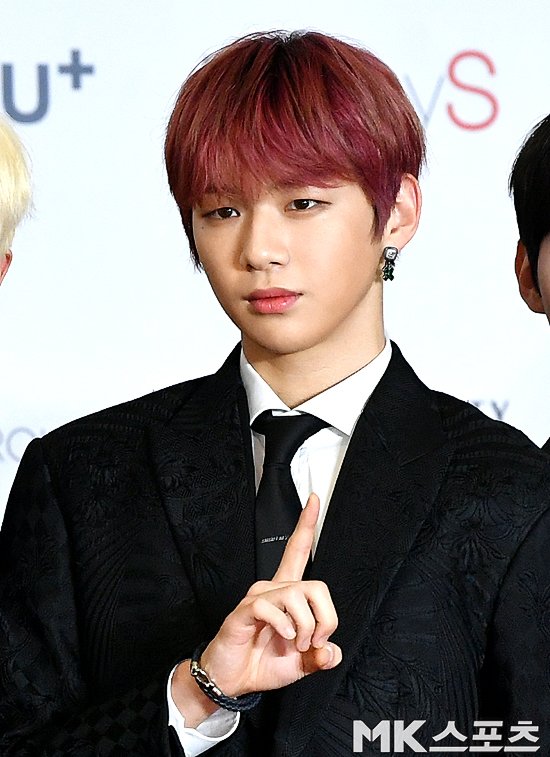워너원 강다니엘, 섹시한 눈빛 [2018 aaa] : 네이트 연예