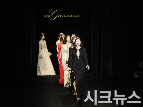 '미스지컬렉션' 드레스 여왕의 기품 넘치는 쇼 (SFW 2016FW) : 네이트 뉴스