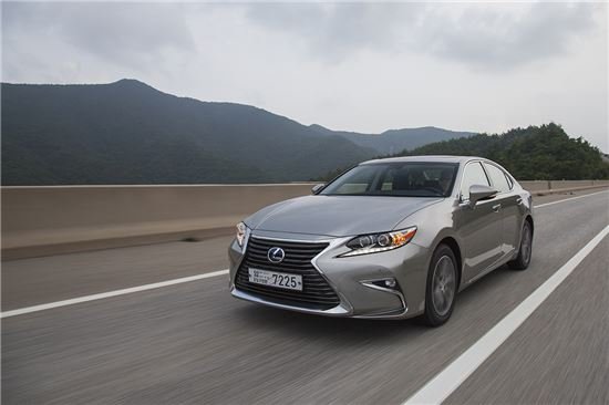 하이브리드 전성시대, 잘나가는 '렉서스 ES300h' : 네이트 뉴스