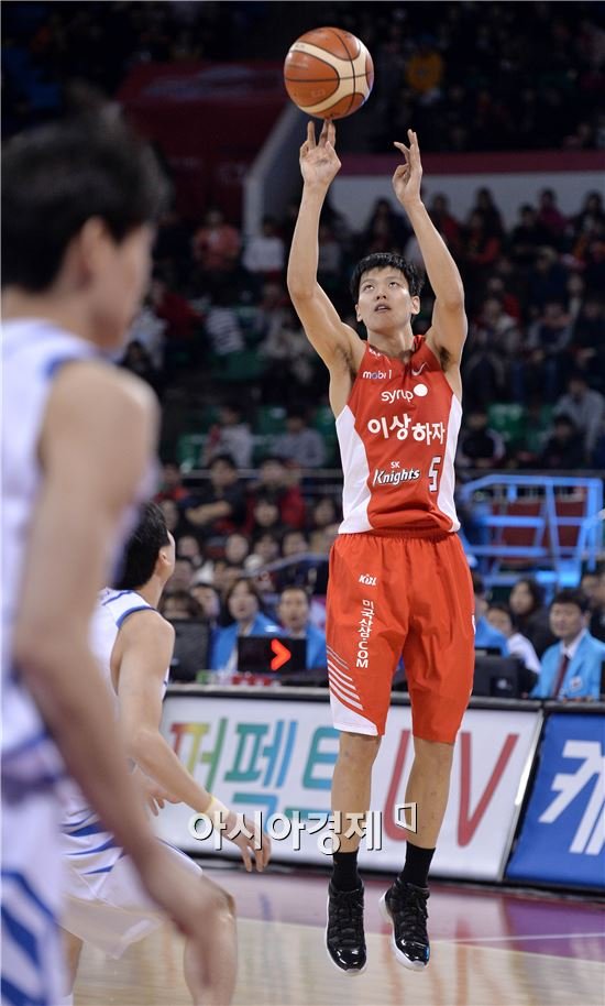 '김선형 맹활약' SK, 동부전 4연패 탈출…KT는 KGC 제압(종합) : 네이트 스포츠