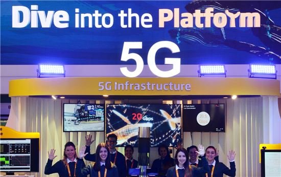 [MWC2016]360도 '3D 홀로그램'…미래가 눈앞에 왔다 : 네이트 뉴스