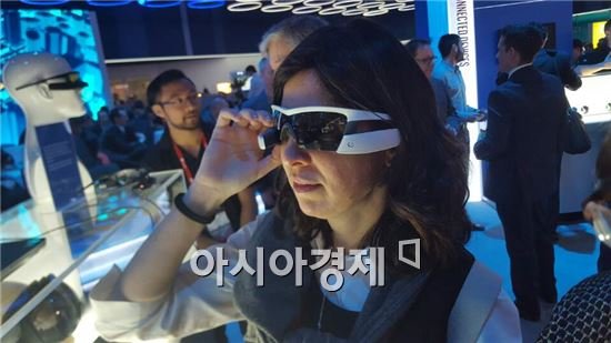 [MWC2016]시계, 반지, 안경…웨어러블의 무한 변신 : 네이트 뉴스
