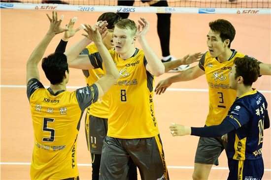 '우드리스 26점' KB손보, 현대캐피탈 꺾고 KOVO컵 준결승행 : 네이트 스포츠