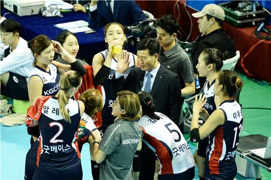 '알레나 트리플크라운' 인삼공사, 도로공사에 역전승…KOVO컵 준결승행 : 네이트 스포츠