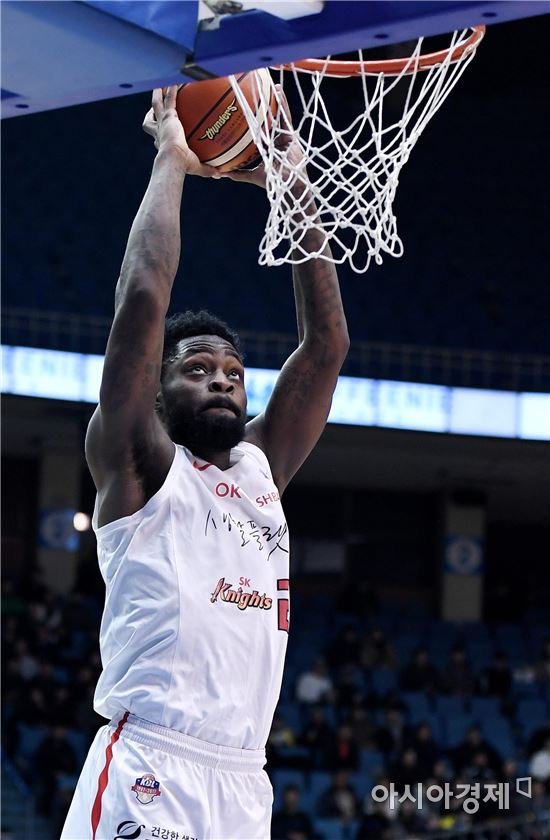 '화이트 31득점' SK, KCC 꺾고 4연패 탈출 : 네이트 스포츠