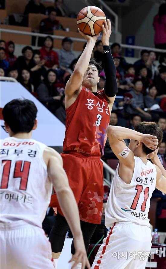 '이정현 20득점' KGC, SK 꺾고 8연승으로 우승 자축 : 네이트 스포츠