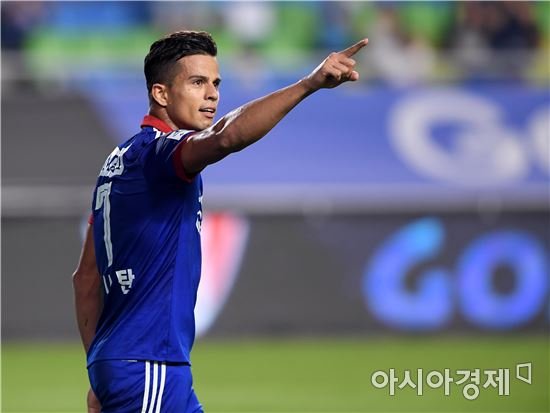 '해트트릭 폭발' 수원 조나탄, K클래식 22R MVP : 네이트 스포츠