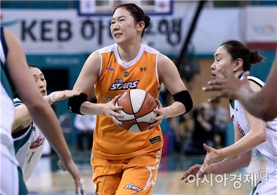 '강아정-박지수 더블더블' KB, KDB생명 꺾고 단독 선두 : 네이트 스포츠