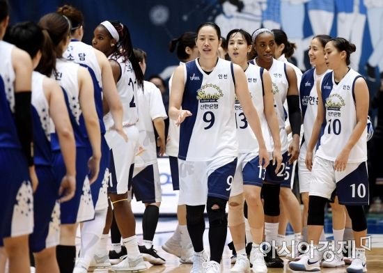 [포토] 신한은행, 'KDB생명에 64-55 승리' : 네이트 스포츠