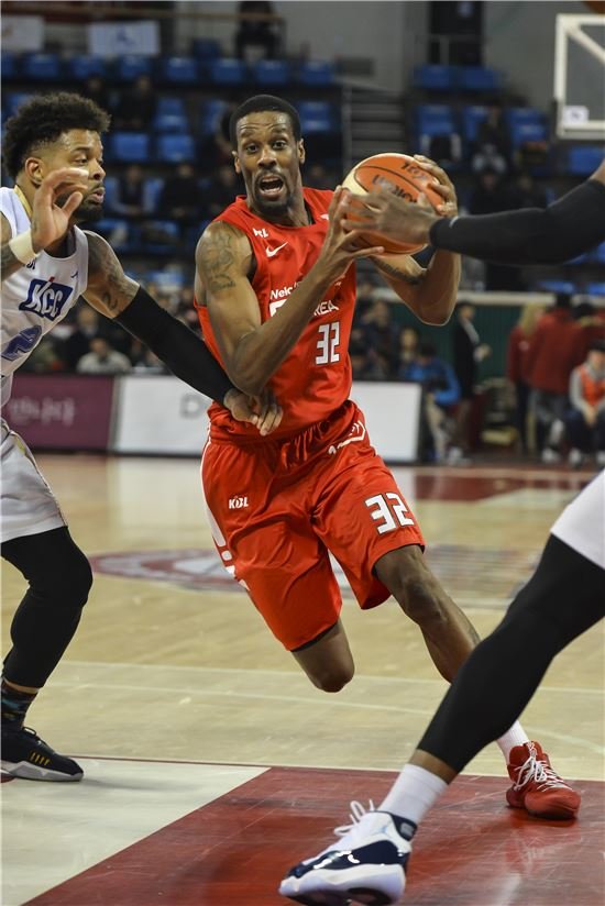 '헤인즈 37점 8R 5A' SK 단독선두, KCC 8연승 저지 : 네이트 스포츠