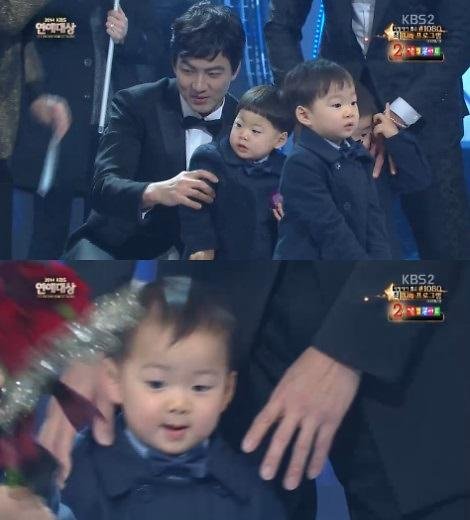 정신없는 시상식…'슈퍼맨' 삼둥이·쌍둥이·추사랑 인기상 수상 (2014 KBS 연예대상) : 네이트 뉴스