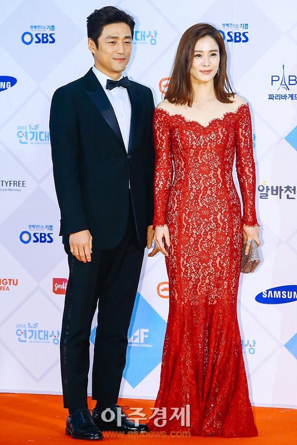 [AJU포토] 지진희-김현주, '애인있어요, 베스트 커플감 이죠?' (SBS 연기대상) : 네이트 뉴스