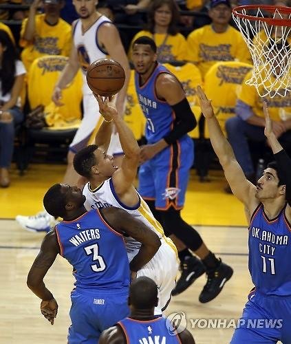 '커리 31득점' GSW, 안방서 OKC 반격…시리즈 2승3패 : 네이트 뉴스