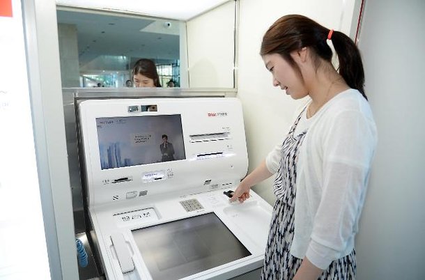 부산은행, 생체인증 적용 'BNK 스마트 ATM' 시범운영 : 네이트 뉴스