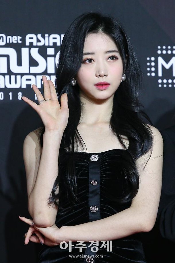 [포토] 2018 MAMA 참석한 네이처(Nature) 오로라 (2018 마마) : 네이트 뉴스