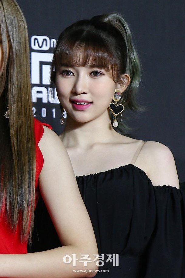 [포토] 2018 MAMA 참석한 네이처(Nature) 로하 (2018 마마) : 네이트 뉴스