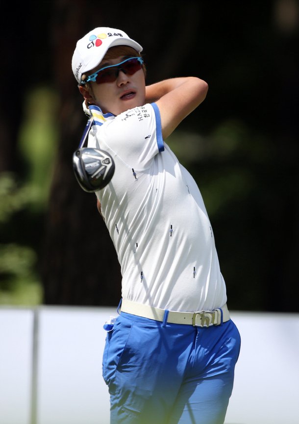 이태희, KPGA 투어 매일유업 오픈 둘째 날에도 단독 선두 지켜 : 네이트 스포츠