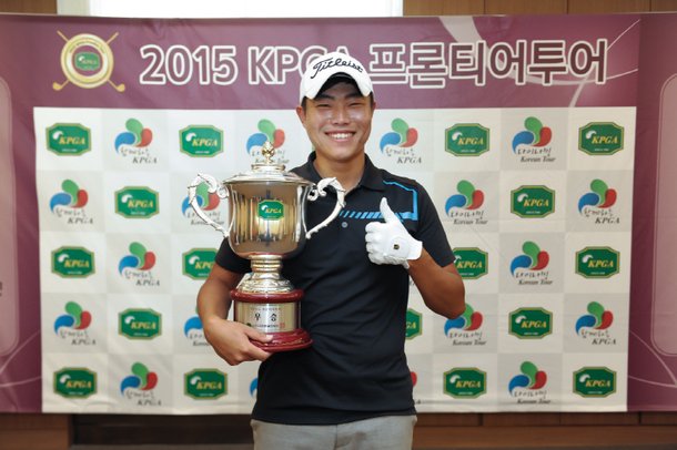 최민석, KPGA 프론티어 투어 11회 대회서 연장전 승부 끝에 프로 데뷔 첫 우승 : 네이트 스포츠