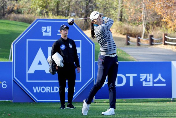 윤채영, KLPGA 최종전 ADT캡스 챔피언십 첫날 단독 선두 : 네이트 스포츠