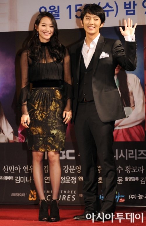Cast members Shin Min-ah & Lee Jun-ki pose together for their drama ...