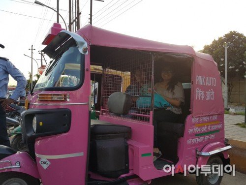 Review of women-only auto rickshaw service in India : 네이트 뉴스