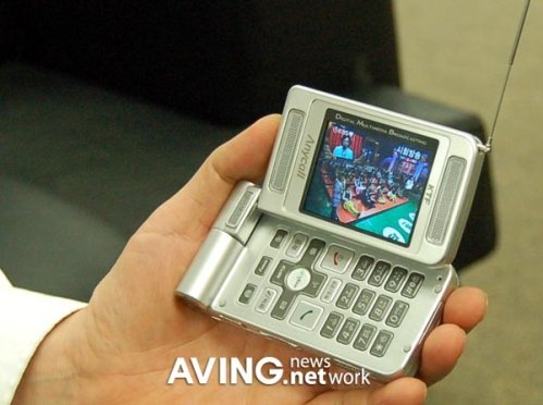 Samsung double-folder T-DMB Phone ‘SPH-B3100’ which allows you to open the folder in two ways ...