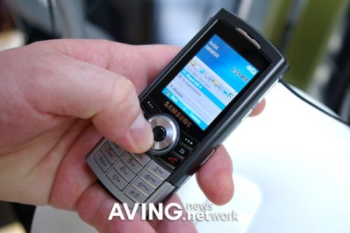 [CeBIT2006]삼성전자, 아이팟 위협하는 8GB HDD폰 선보여 : 네이트 뉴스