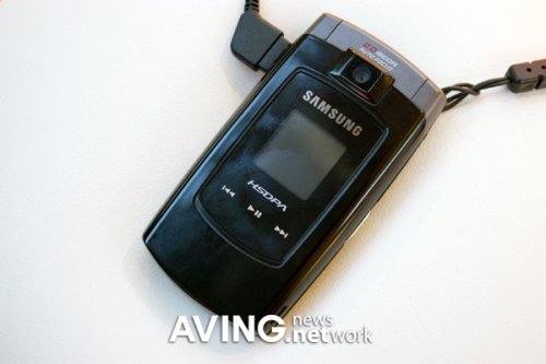 [CeBIT2006]삼성전자, 최대 1.8MB의 속도를 자랑하는 HSDPA폰 'SGH-Z560'선보여 : 네이트 뉴스