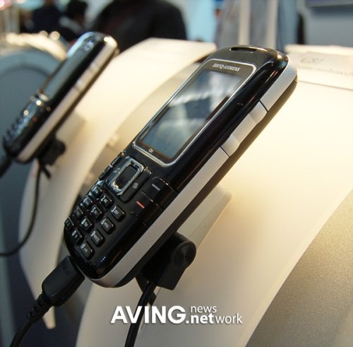 [CeBIT2006]실시간 동영상 서비스가 가능한 벤큐지멘스 EDGE폰 'C81' : 네이트 뉴스