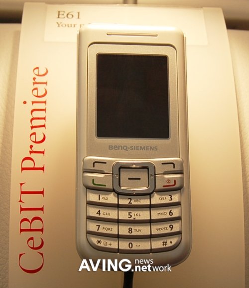 [CeBIT2006]휴대폰 머리에 MP3P버튼을 배치한 벤큐지멘스 'E61' : 네이트 뉴스