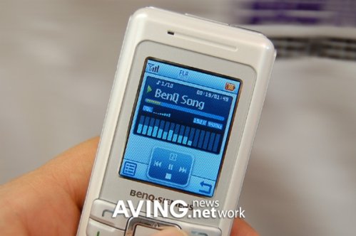 [CeBIT2006]휴대폰 머리에 MP3P버튼을 배치한 벤큐지멘스 'E61' : 네이트 뉴스