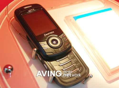 [CeBIT2006]빠른 전송속도를 자랑하는 팬텍큐리텔 UMTS폰 'U-5000' : 네이트 뉴스