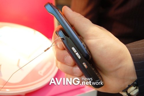 [CeBIT2006]빠른 전송속도를 자랑하는 팬텍큐리텔 UMTS폰 'U-5000' : 네이트 뉴스