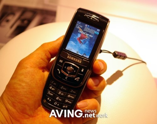 [CeBIT2006]NTT도코모의 ‘i-mode’ 무선인터넷 지원하는 ‘SGH-S400i’ : 네이트 뉴스