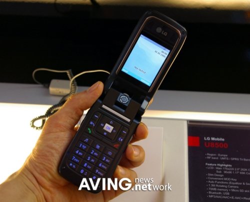 [CeBIT2006]폴더 열지 않고 주문형음악 감상 가능한 UMTS폰 'U8500' : 네이트 뉴스