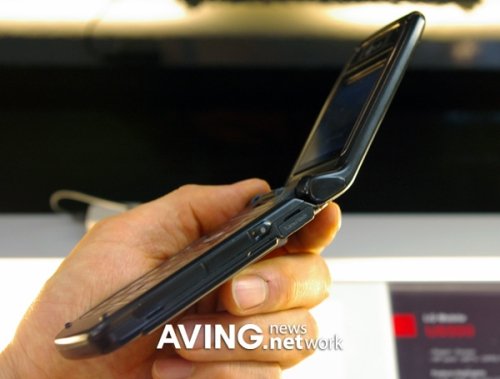 [CeBIT2006]폴더 열지 않고 주문형음악 감상 가능한 UMTS폰 'U8500' : 네이트 뉴스