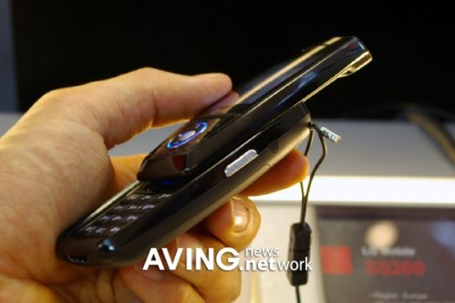 [CeBIT2006]슬림 슬라이드 방식의 GSM폰 ‘S5200’ : 네이트 뉴스