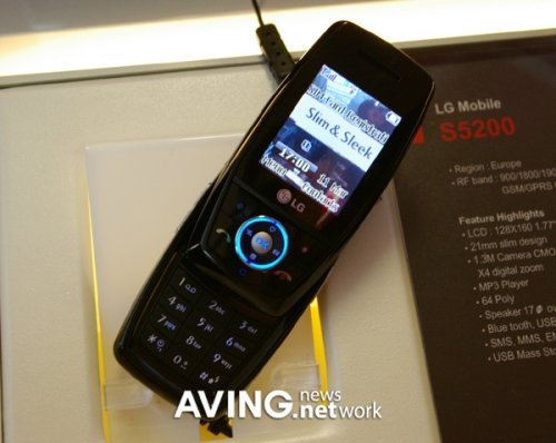 [CeBIT2006]슬림 슬라이드 방식의 GSM폰 ‘S5200’ : 네이트 뉴스
