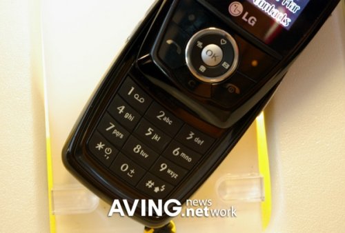 [CeBIT2006]슬림 슬라이드 방식의 GSM폰 ‘S5200’ : 네이트 뉴스