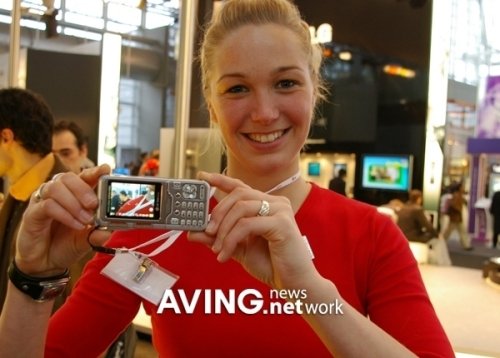 [CeBIT2006] LG 5M rotating camera phone ‘KG920’ with strobe flash : 네이트 뉴스