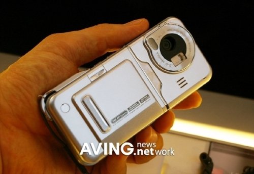 [CeBIT2006] LG 5M rotating camera phone ‘KG920’ with strobe flash : 네이트 뉴스