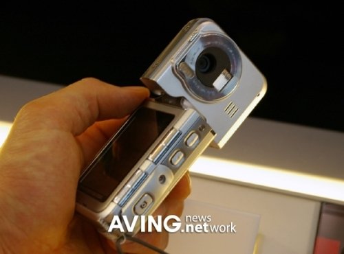 [CeBIT2006] LG 5M rotating camera phone ‘KG920’ with strobe flash : 네이트 뉴스