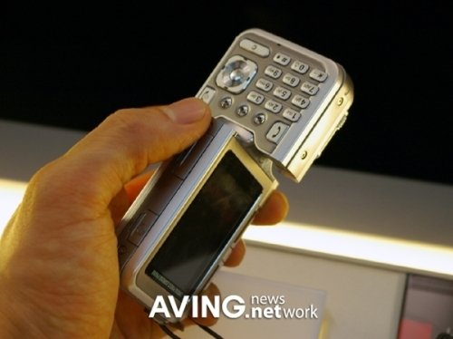 [CeBIT2006] LG 5M rotating camera phone ‘KG920’ with strobe flash : 네이트 뉴스